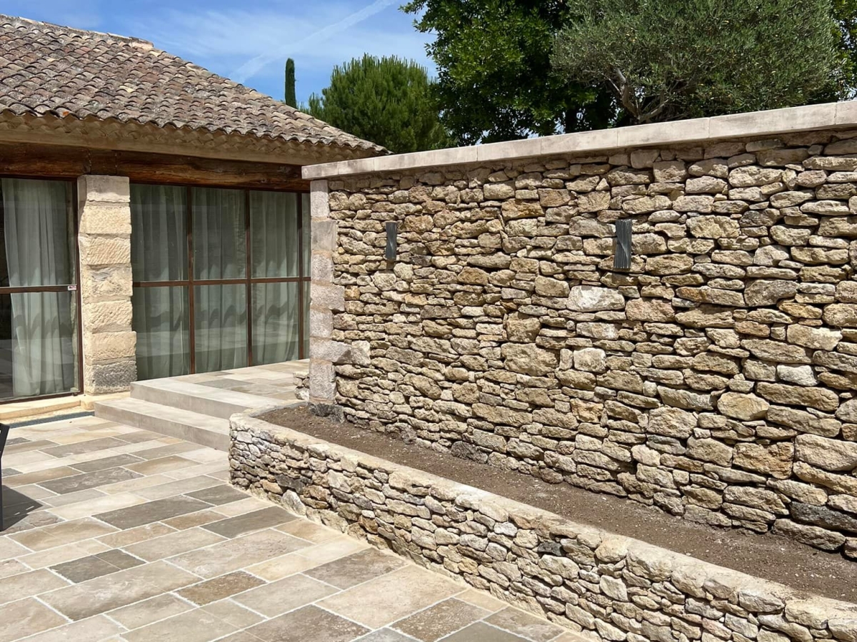 Terrasse rénovée avec un élégant dallage en pierre naturelle - Lubéron
