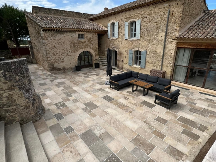 Terrasse rénovée avec un élégant dallage en pierre naturelle - Lubéron