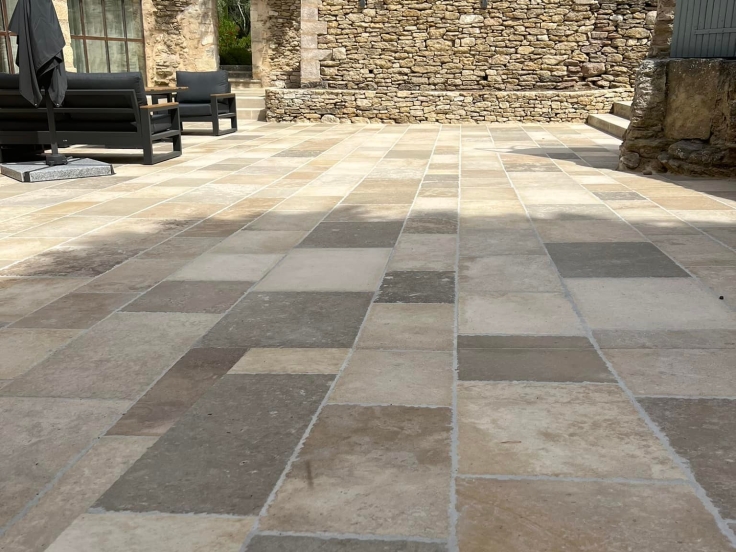 Terrasse rénovée avec un élégant dallage en pierre naturelle - Lubéron