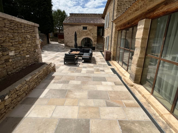 Terrasse rénovée avec un élégant dallage en pierre naturelle - Lubéron