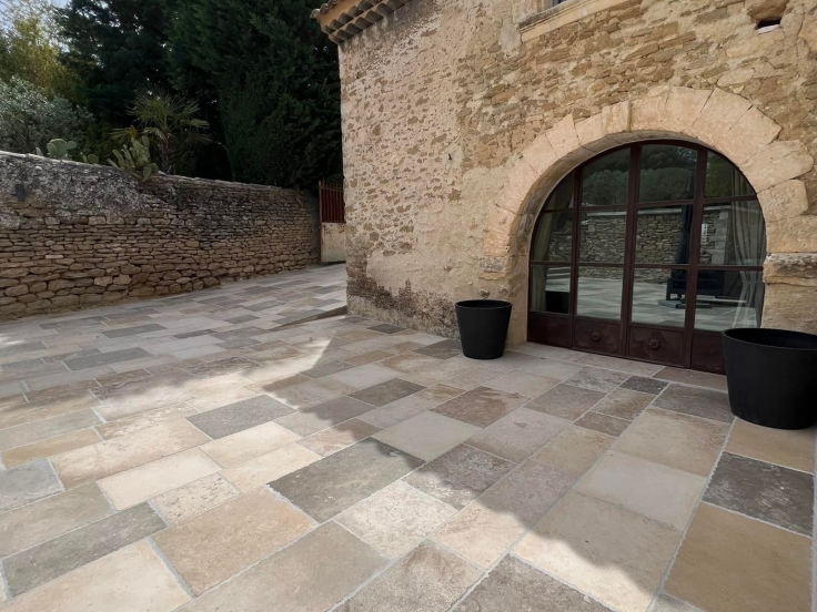 Terrasse rénovée avec un élégant dallage en pierre naturelle - Lubéron